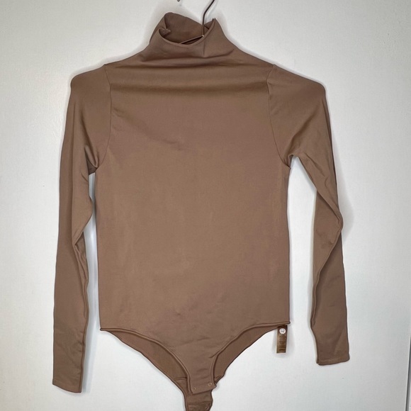 SKIMS | Tops | Skims Mock Neck Long Sleeve Bodysuit In Tigers Eye ...